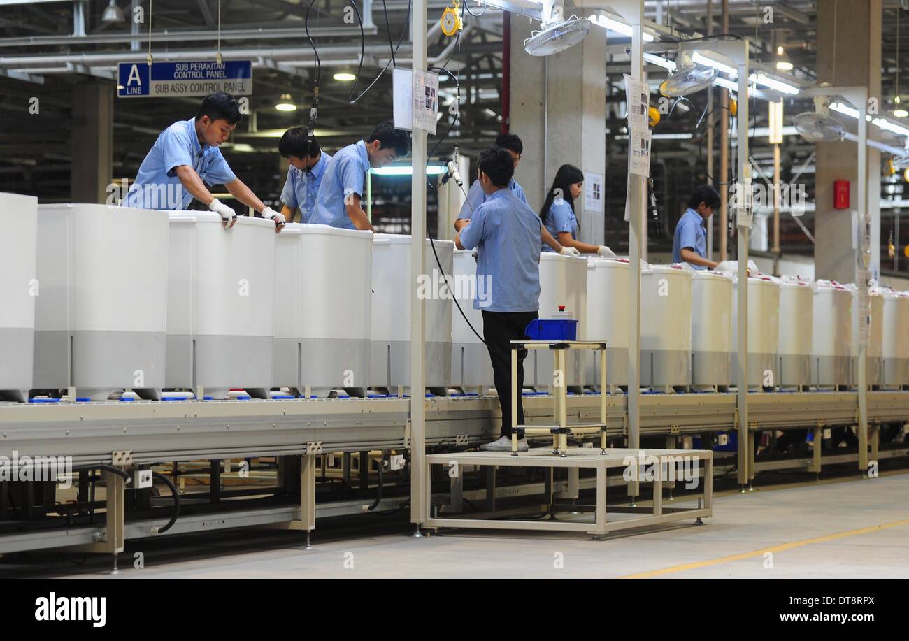 Washing produce factory hi-res stock photography and images - Alamy
