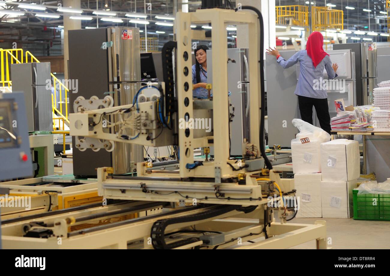 Washing produce factory hi-res stock photography and images - Alamy