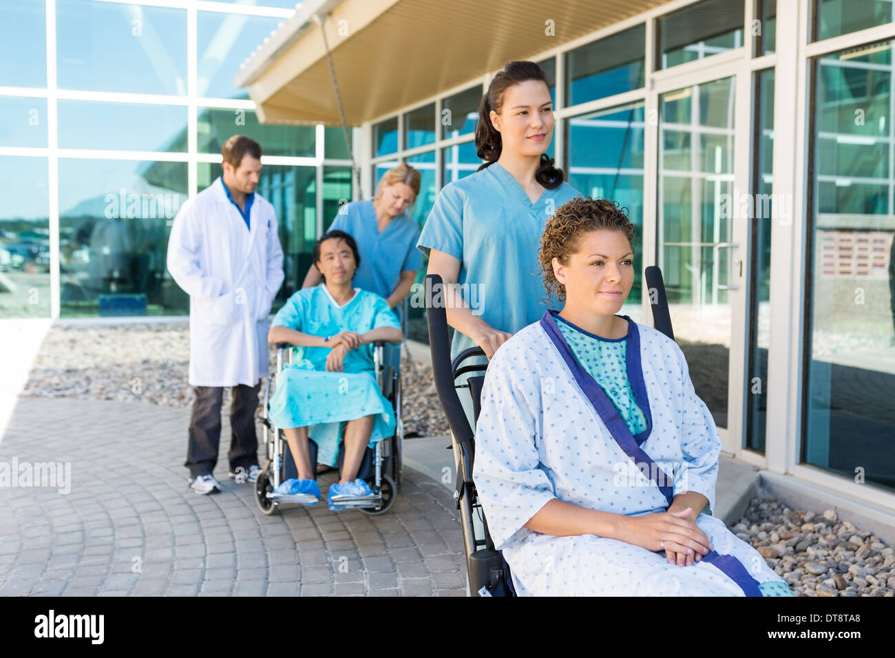 Patients sitting outside hi-res stock photography and images - Alamy