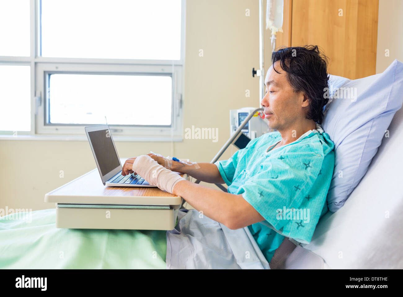 Hospital bed laptop typing hi-res stock photography and images - Alamy