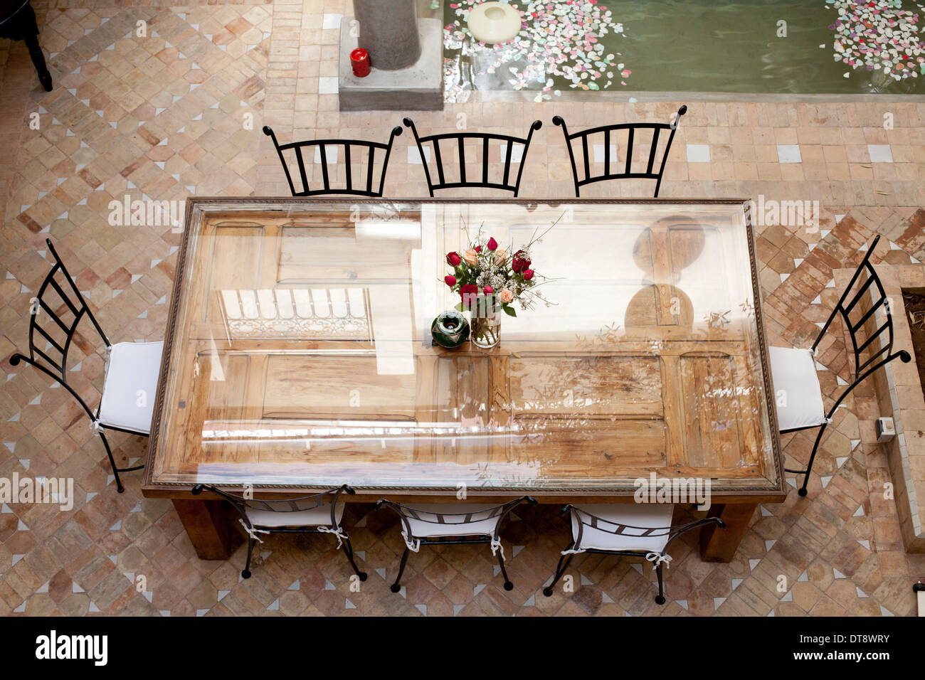 Dining table in courtyard, Marrakesh Stock Photo - Alamy