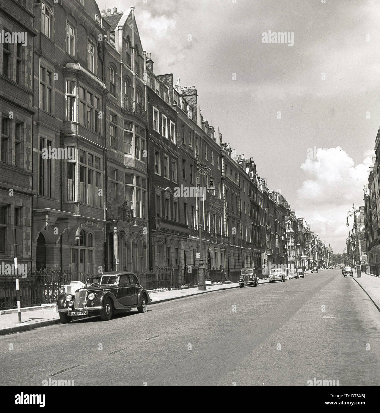 Historical picture from 1950s of a quiet back street behind Park Lane ...