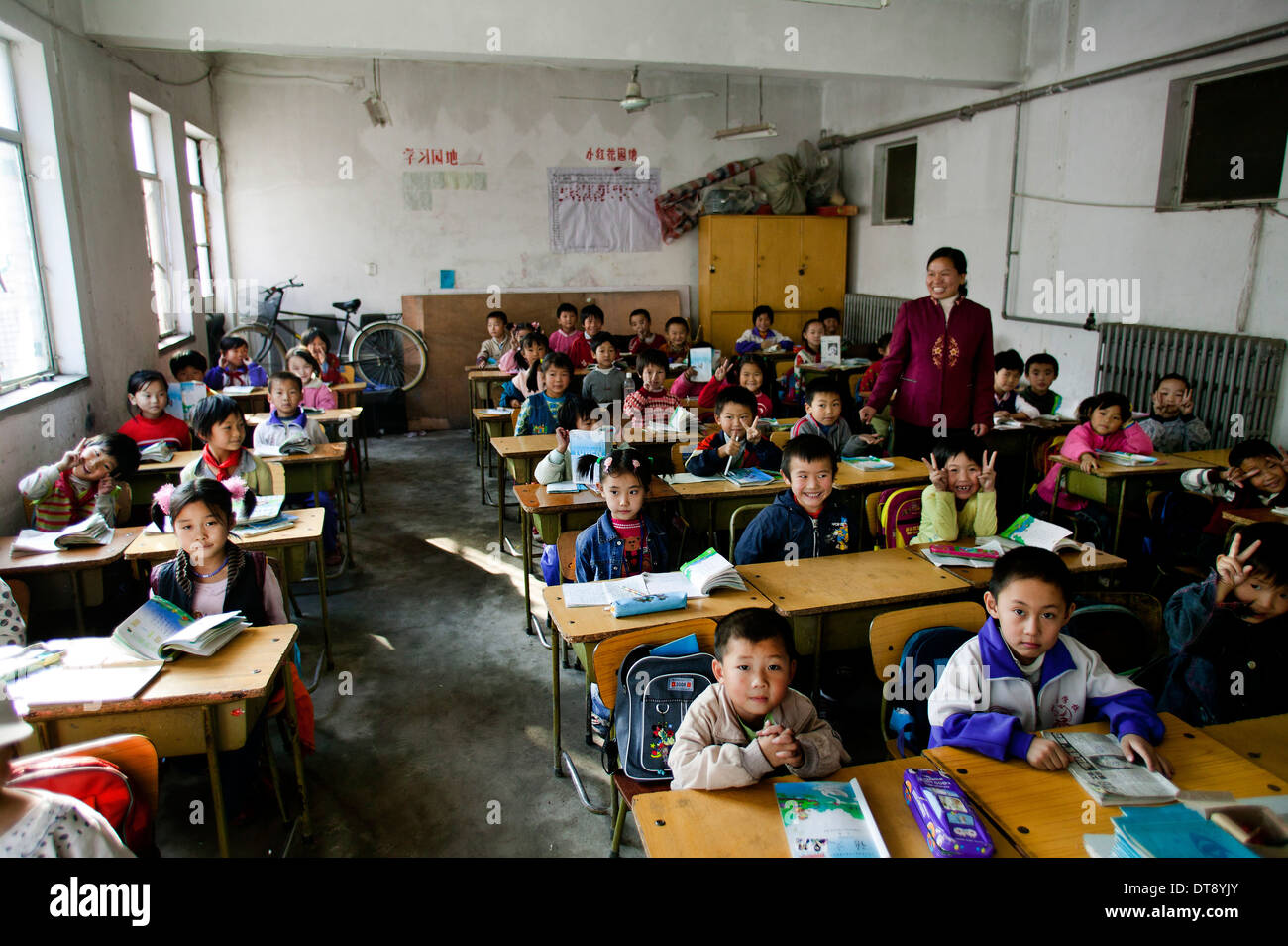 Chinese schoolgirls hi-res stock photography and images - Alamy
