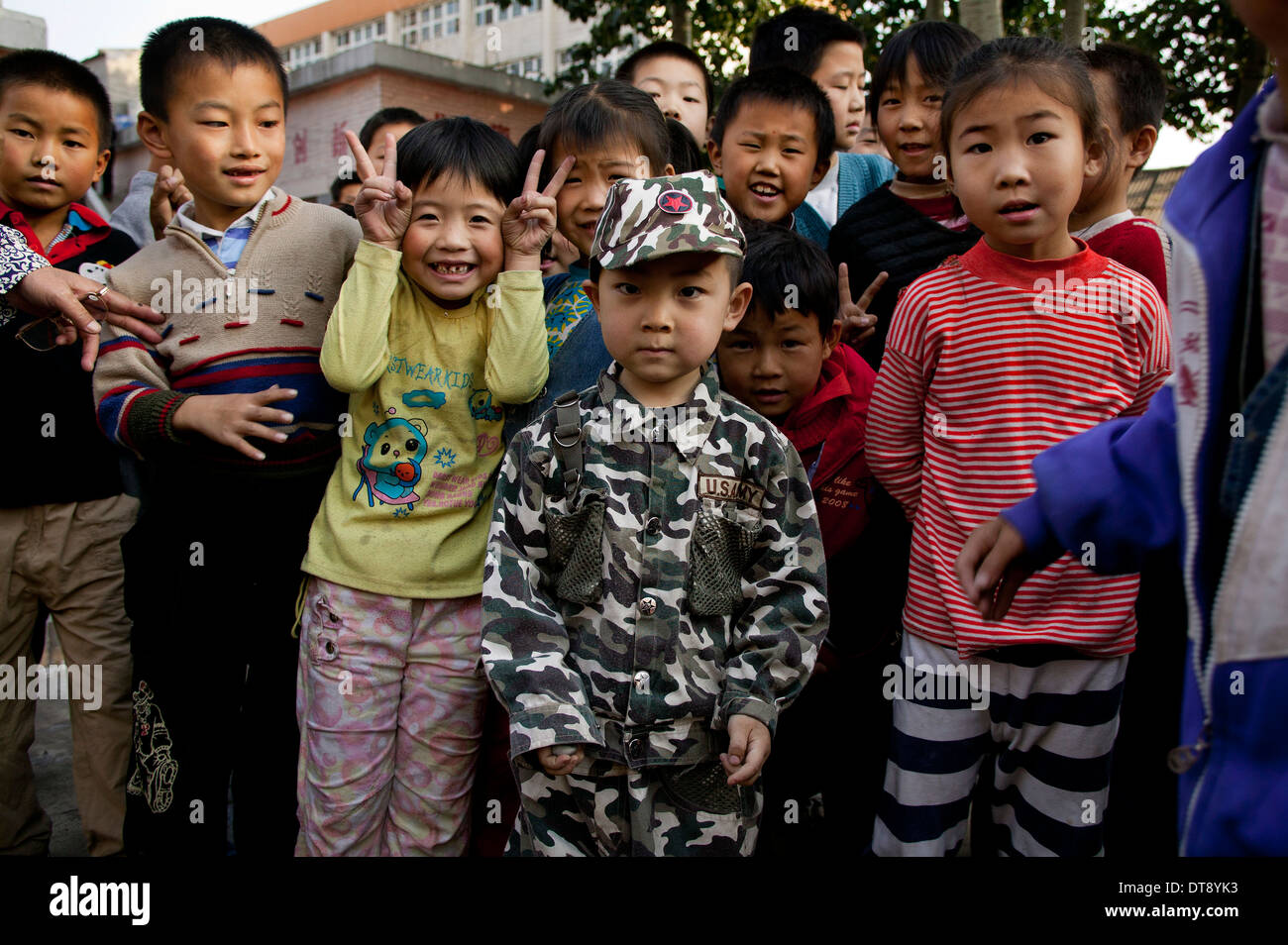 Migrant children hi-res stock photography and images - Alamy