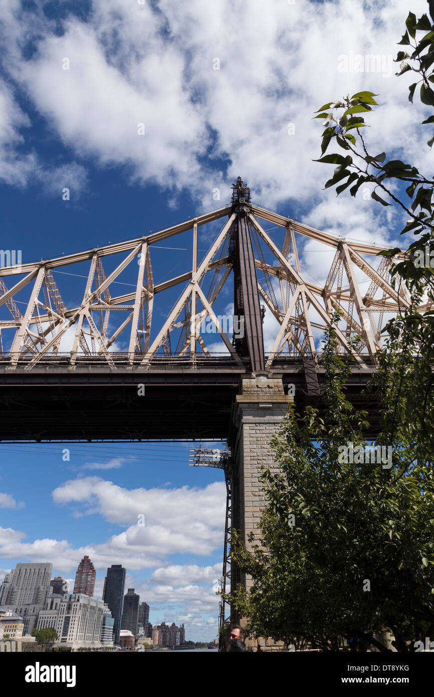 Crosses the east river hi-res stock photography and images - Alamy