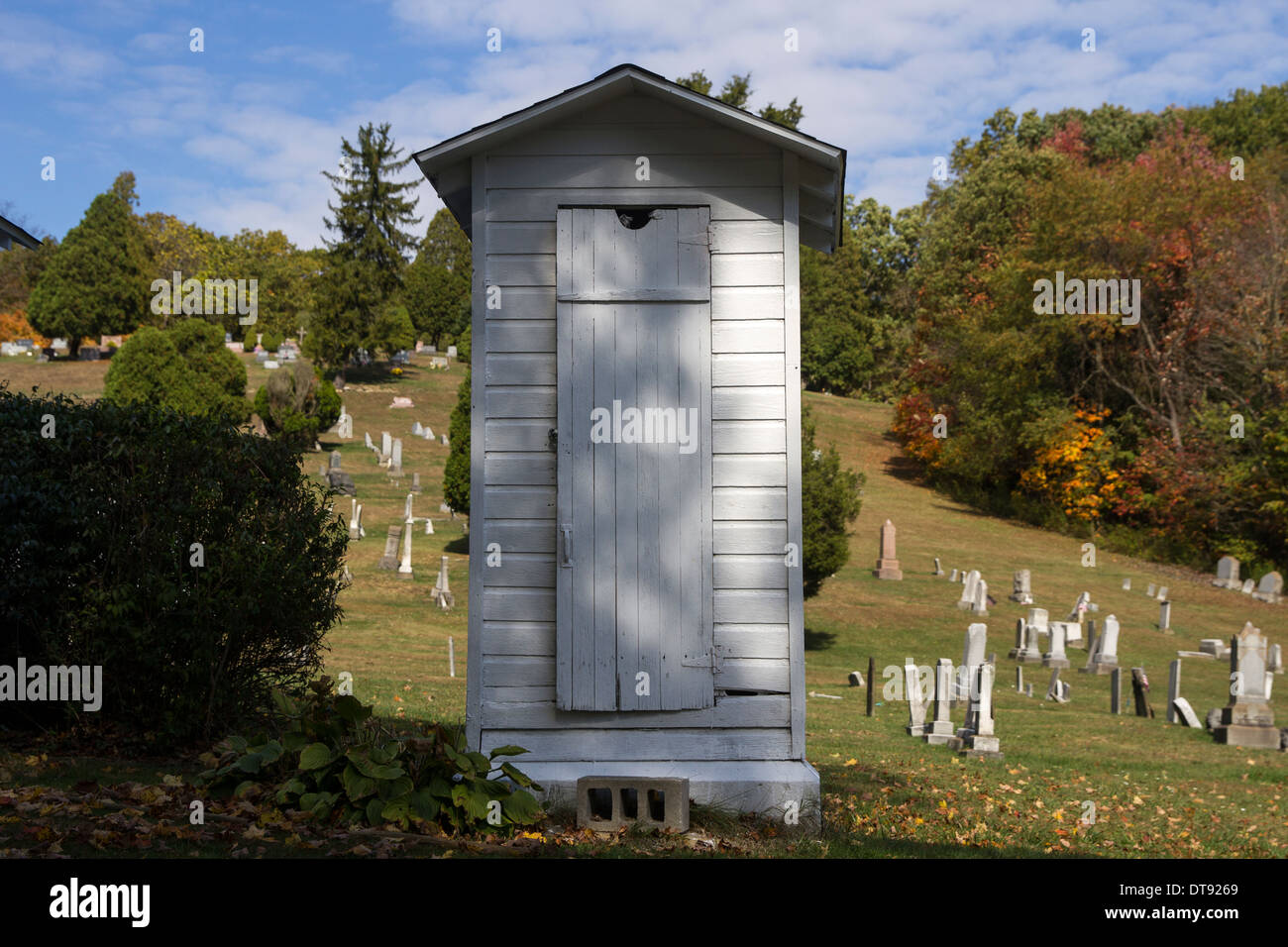 American outhouse hi-res stock photography and images - Alamy
