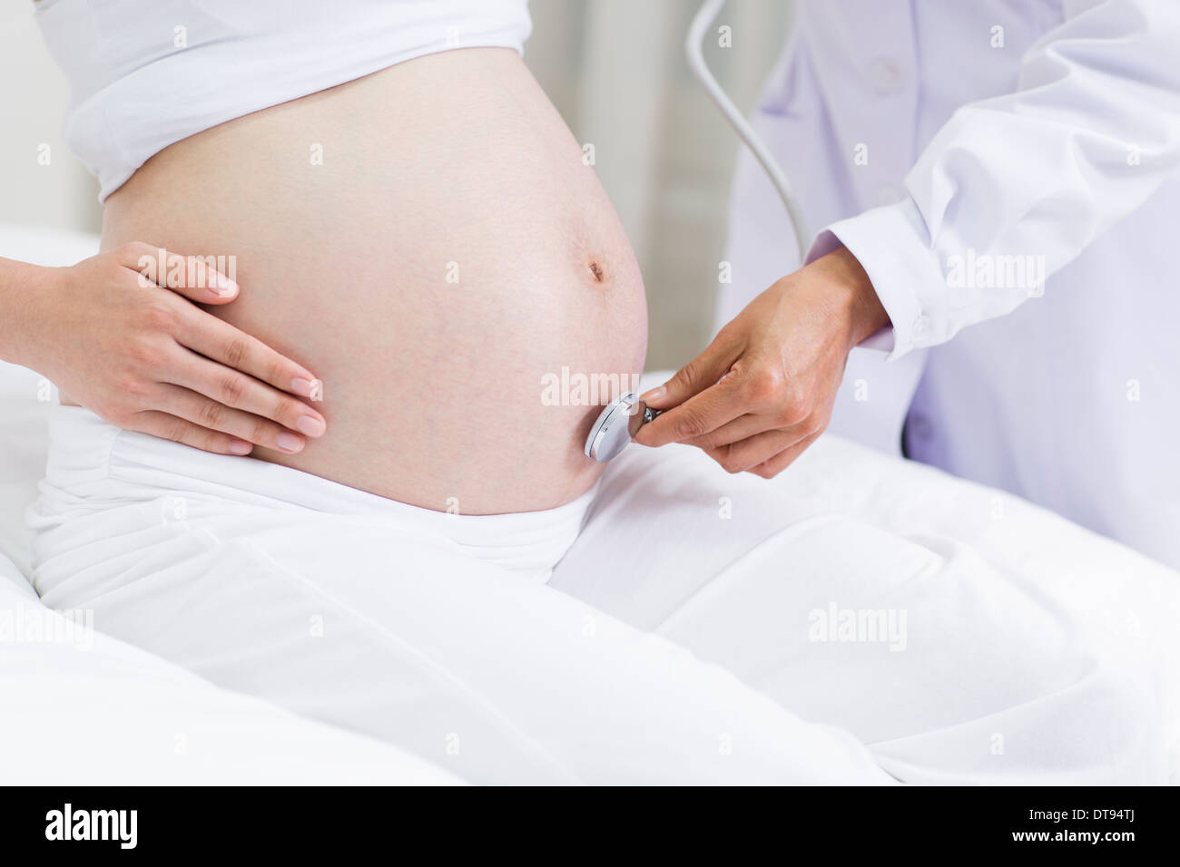 Doctor pregnant women home hi-res stock photography and images - Alamy