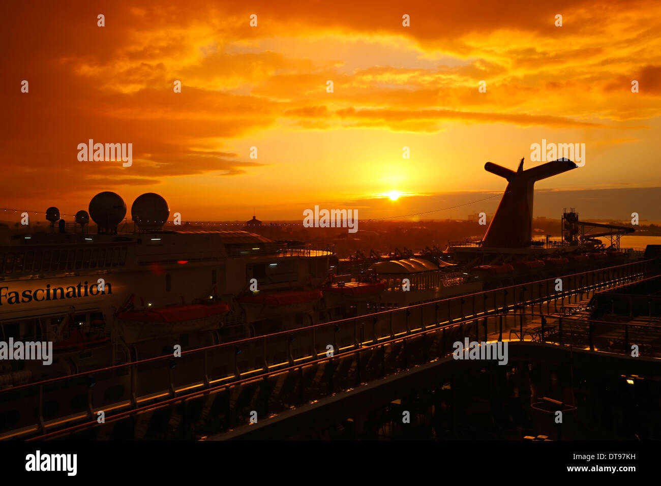 Docked cruise ship sunset hi-res stock photography and images - Alamy