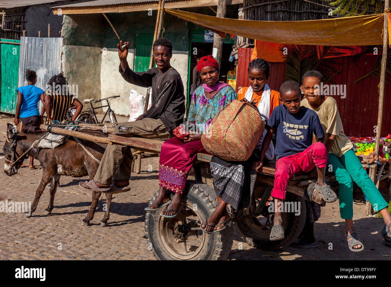 African villagers at market hi-res stock photography and images - Alamy