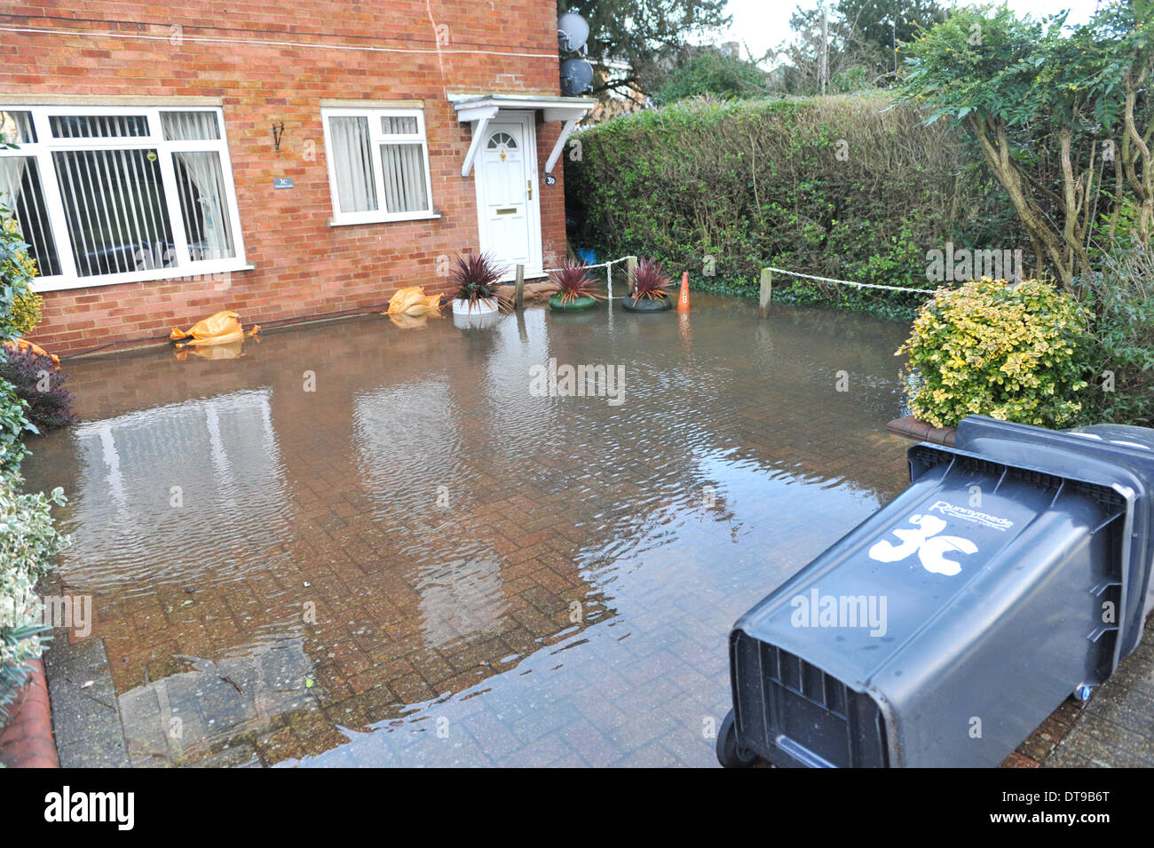 Staines, Surrey, UK. 12th February 2014. Residents use sandbags as ...
