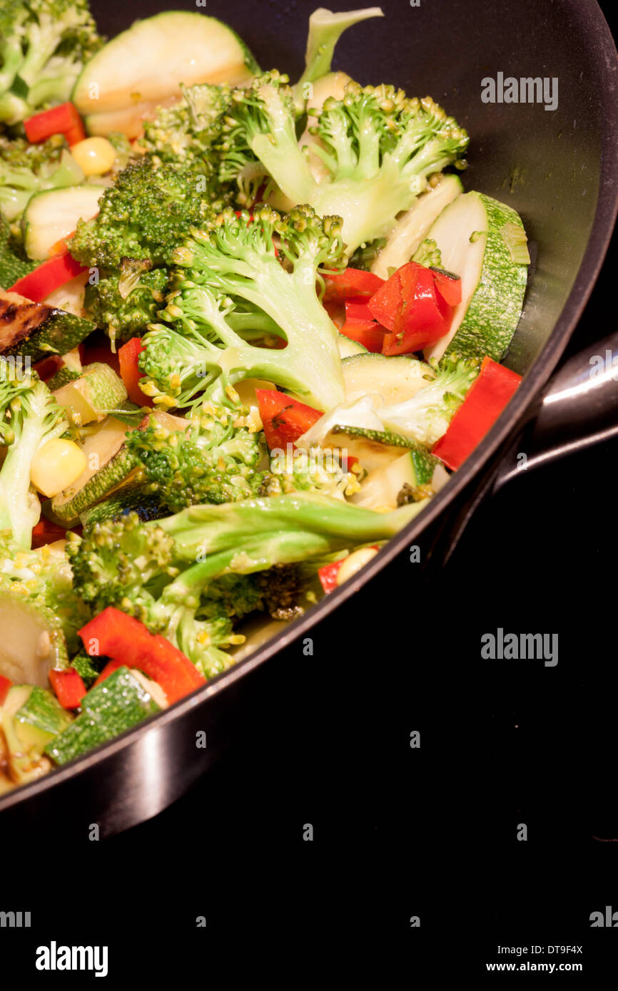 Stir fried vegetables in a frying pan Stock Photo - Alamy