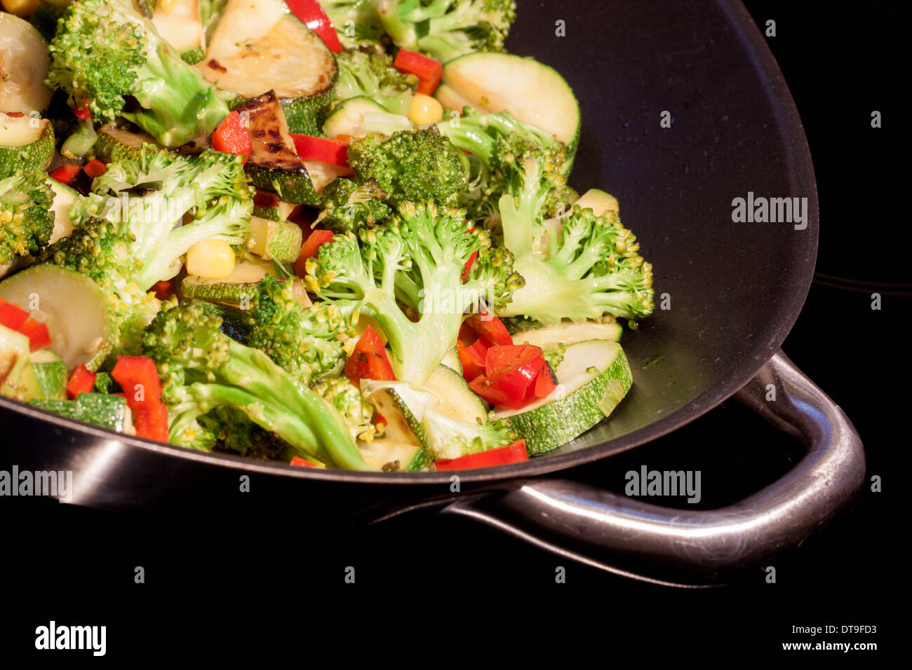Stir fried vegetables in a frying pan Stock Photo - Alamy