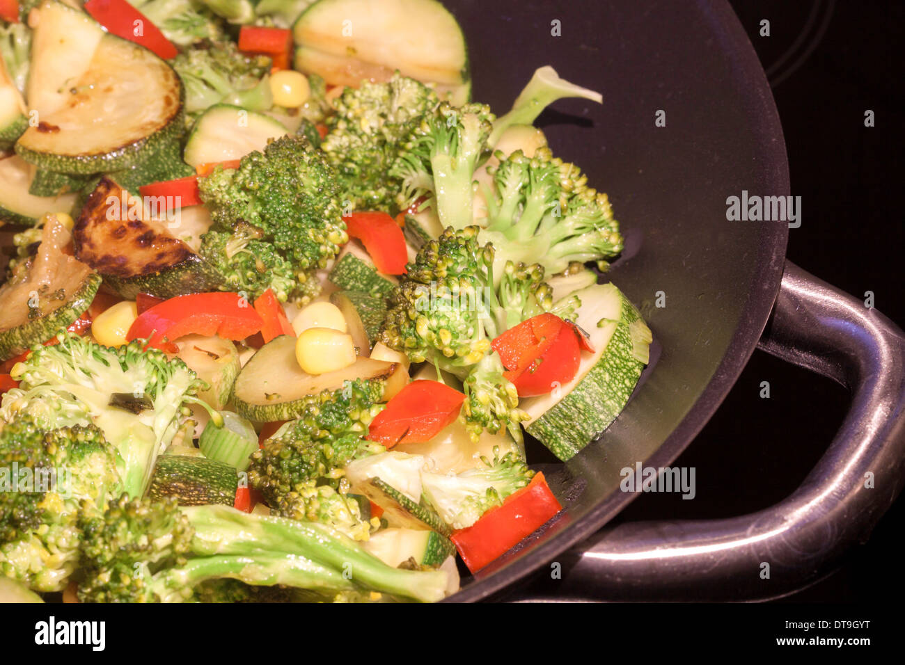 Stir fried vegetables in a frying pan Stock Photo - Alamy