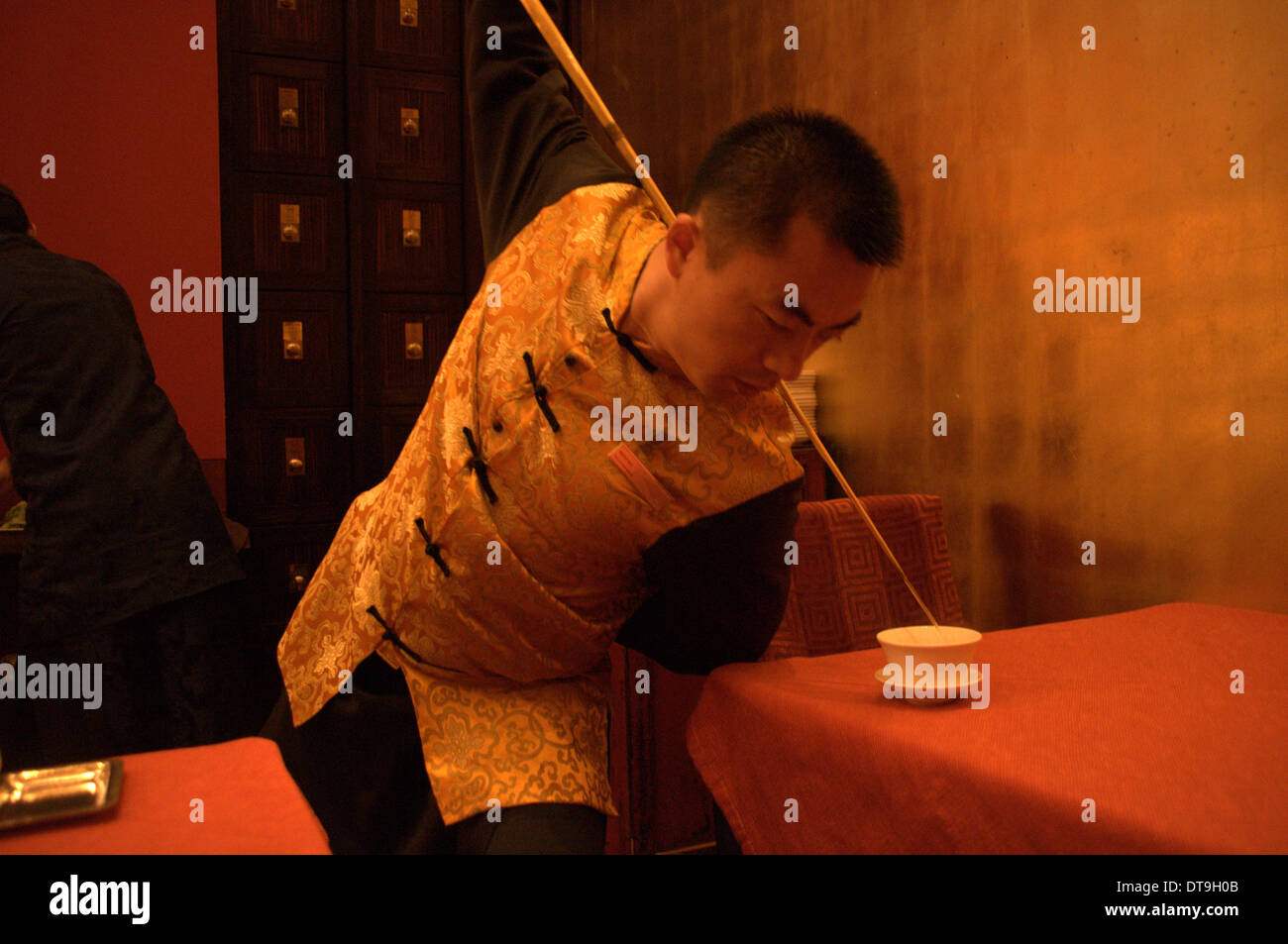 Chinese tea master pouring tea Stock Photo - Alamy