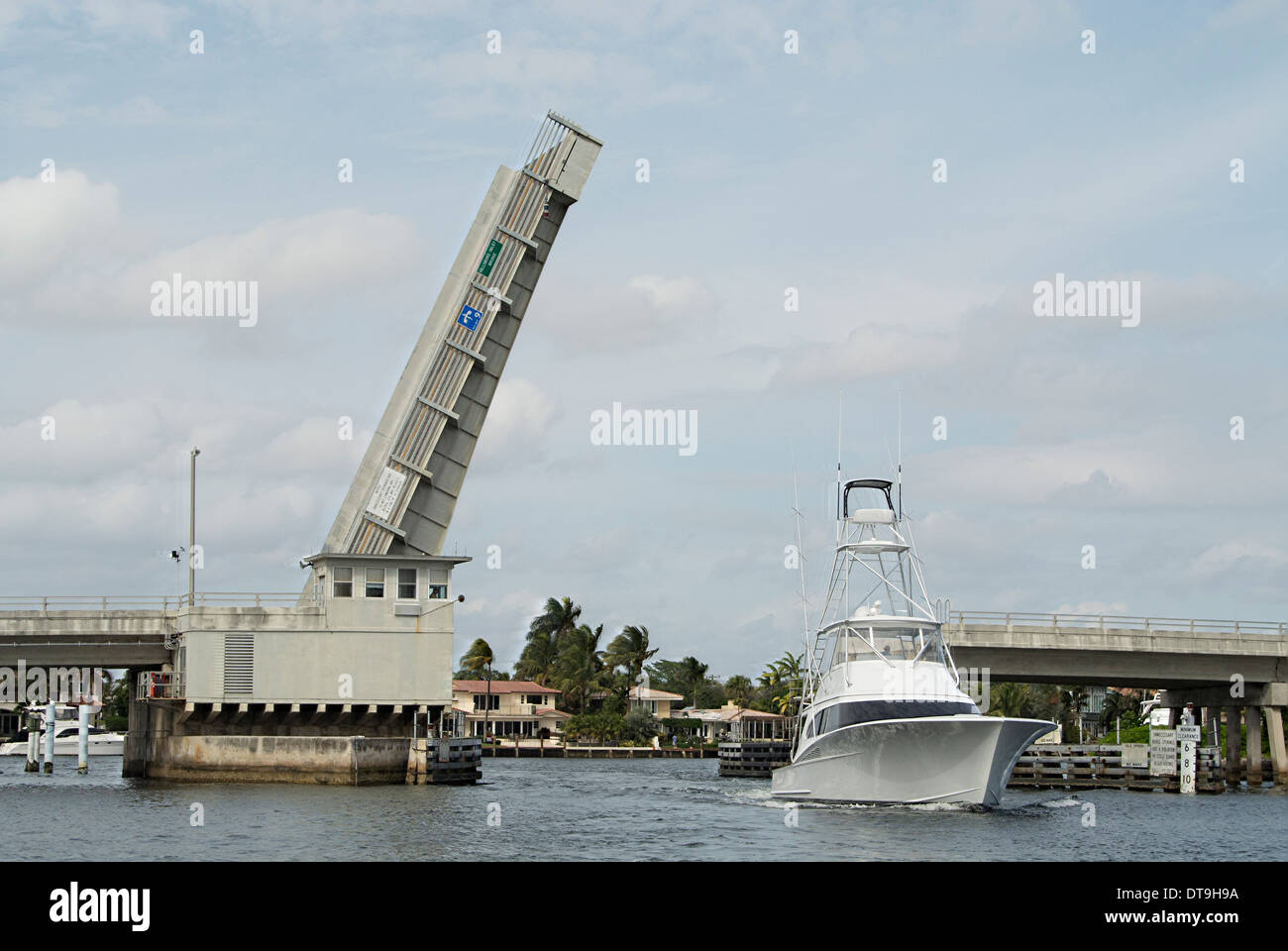 Boat crossing lift bridge in Fort Lauderdale Fl Stock Photo - Alamy