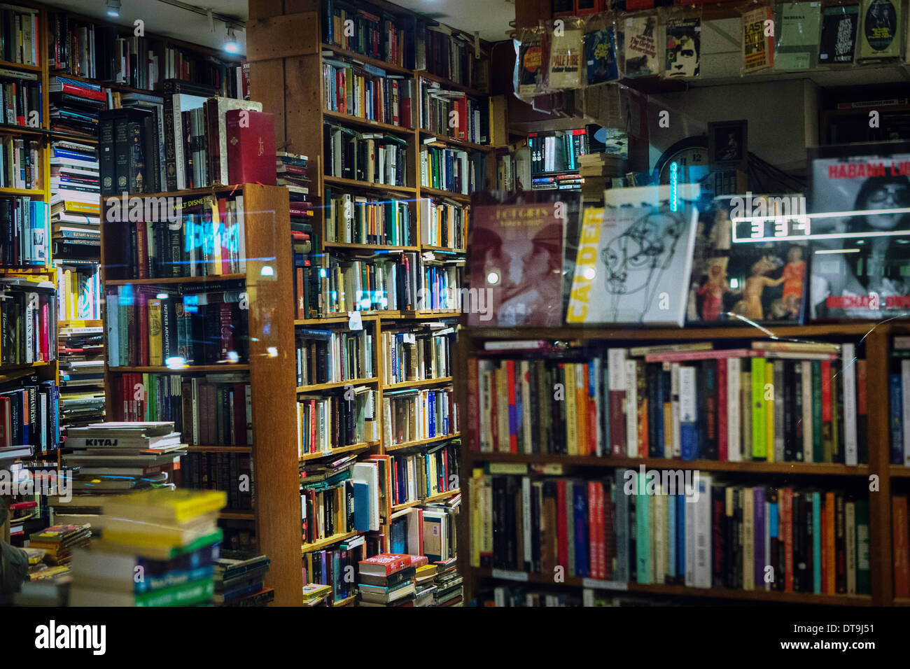 Shelves of books hi-res stock photography and images - Alamy