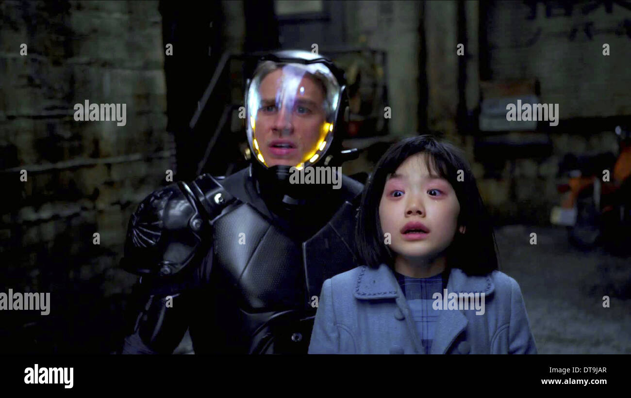 CHARLIE HUNNAM & MANA ASHIDA PACIFIC RIM (2013 Stock Photo: 66594831 ...