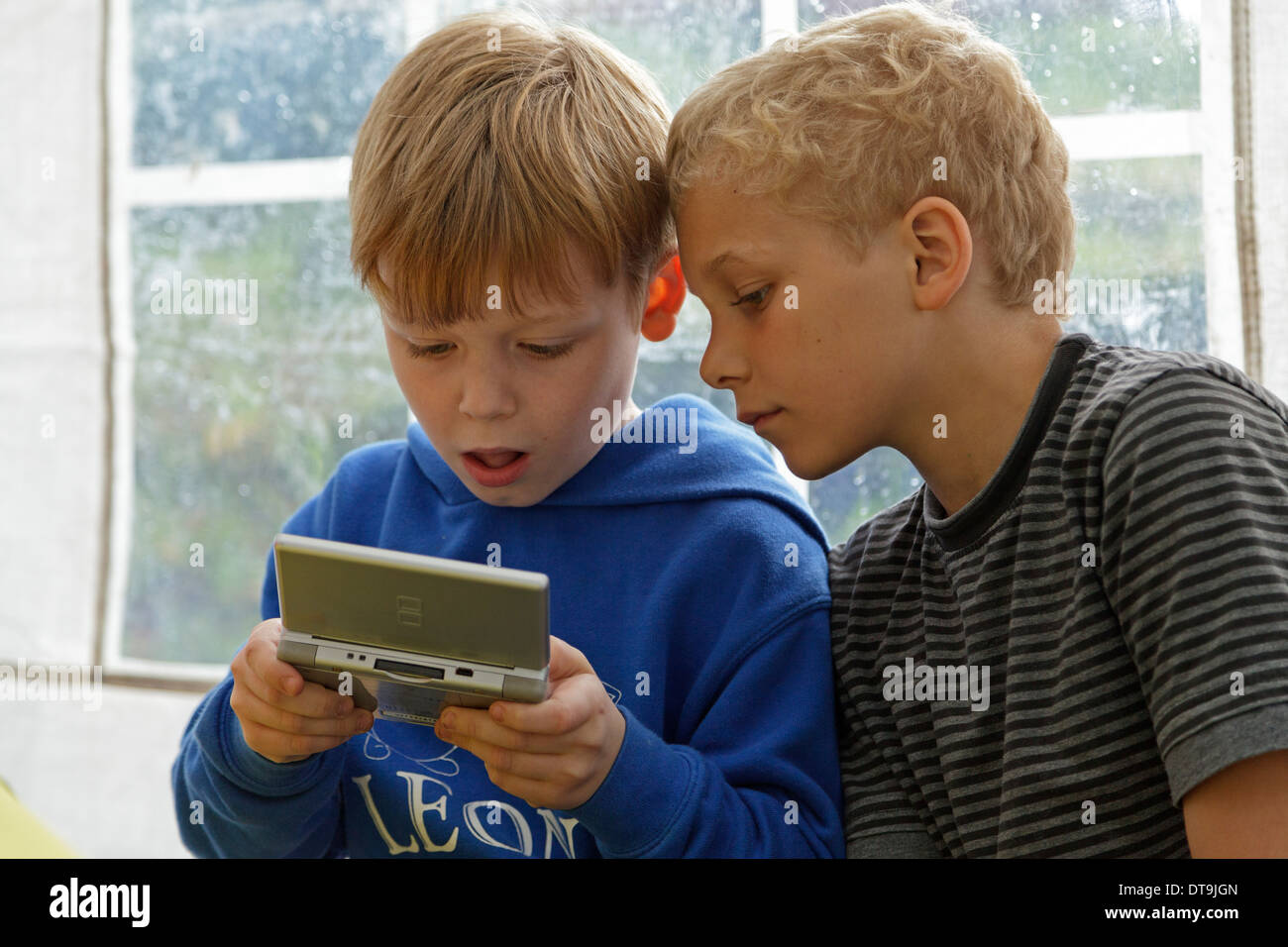 two young boys playing Nintendo Stock Photo - Alamy