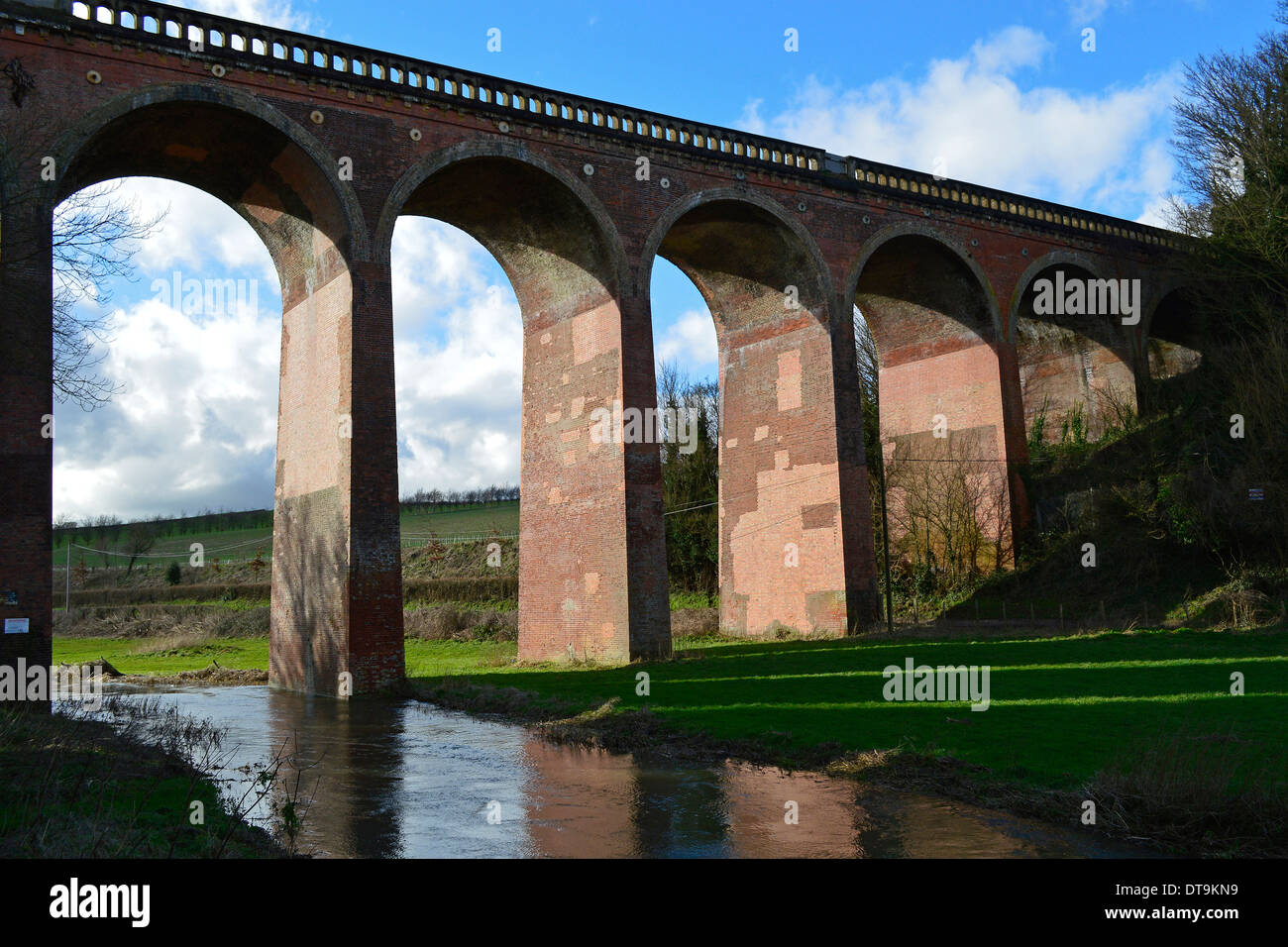 Bricked up viaduct arches hi-res stock photography and images - Alamy