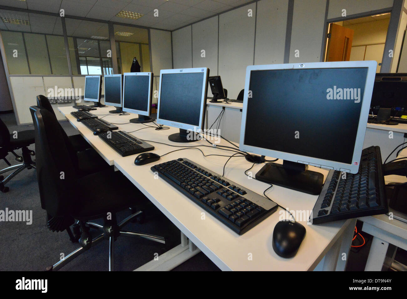 Row of computers hi-res stock photography and images - Alamy