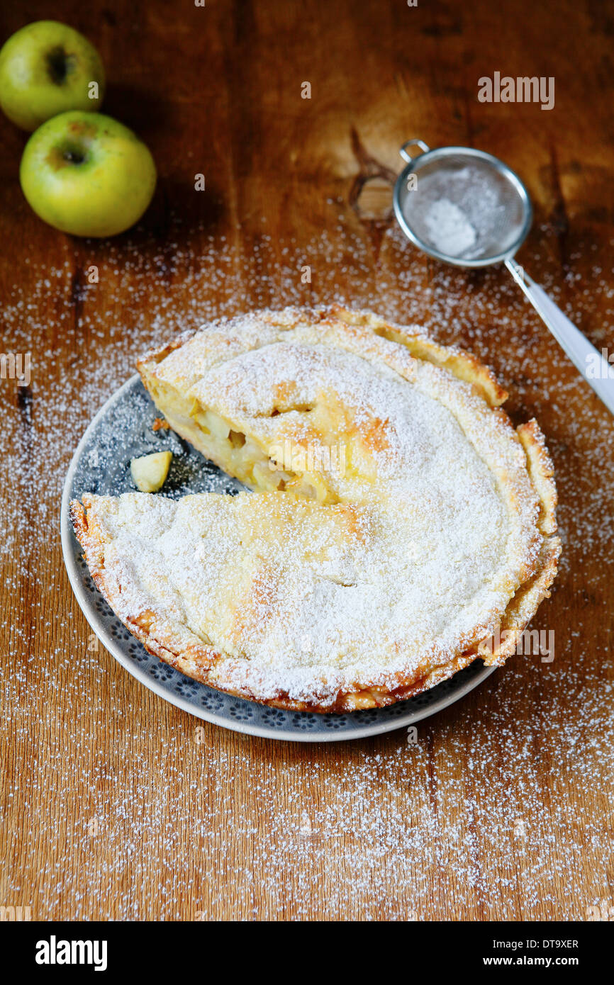 Round apple pie hi-res stock photography and images - Alamy