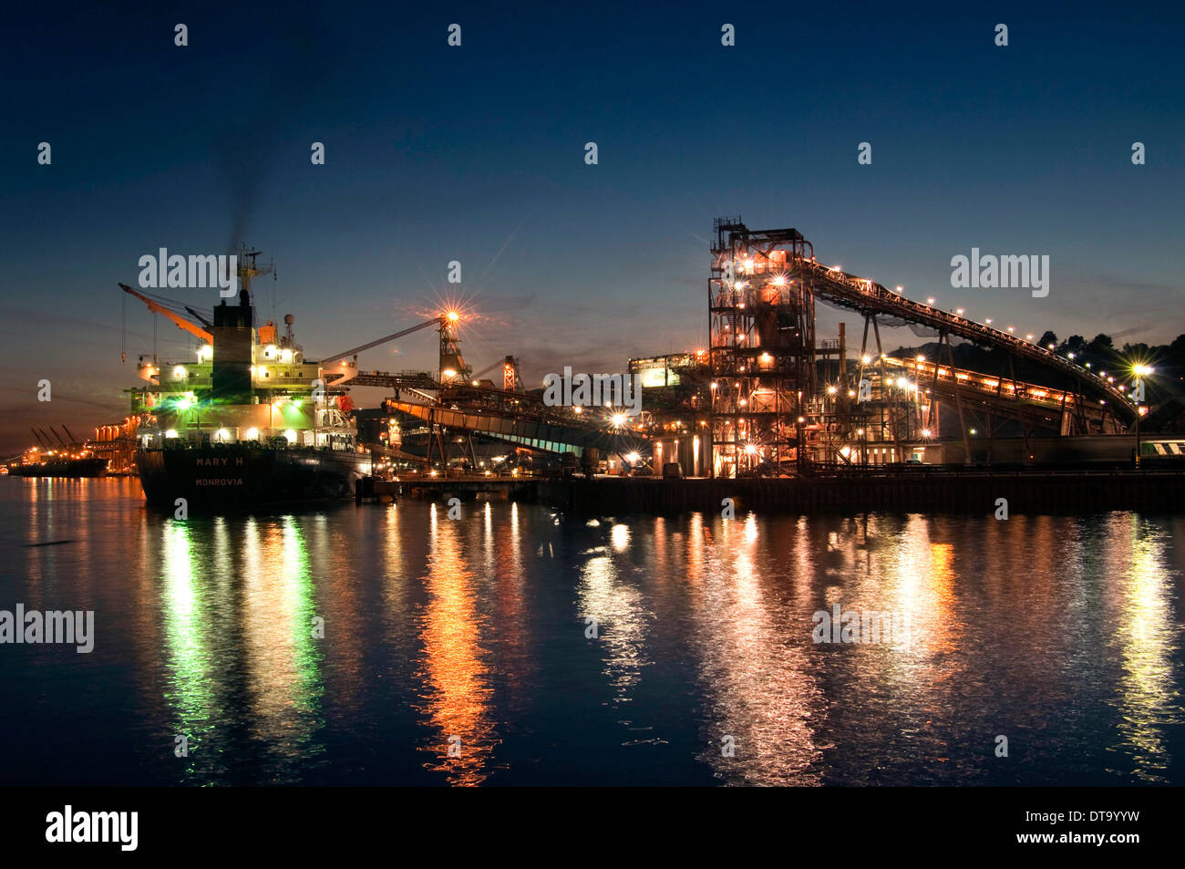 Cargo ship loading hi-res stock photography and images - Alamy