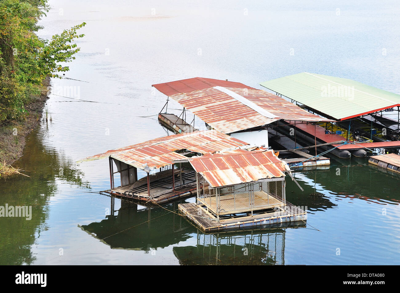 Raft house hi-res stock photography and images - Alamy