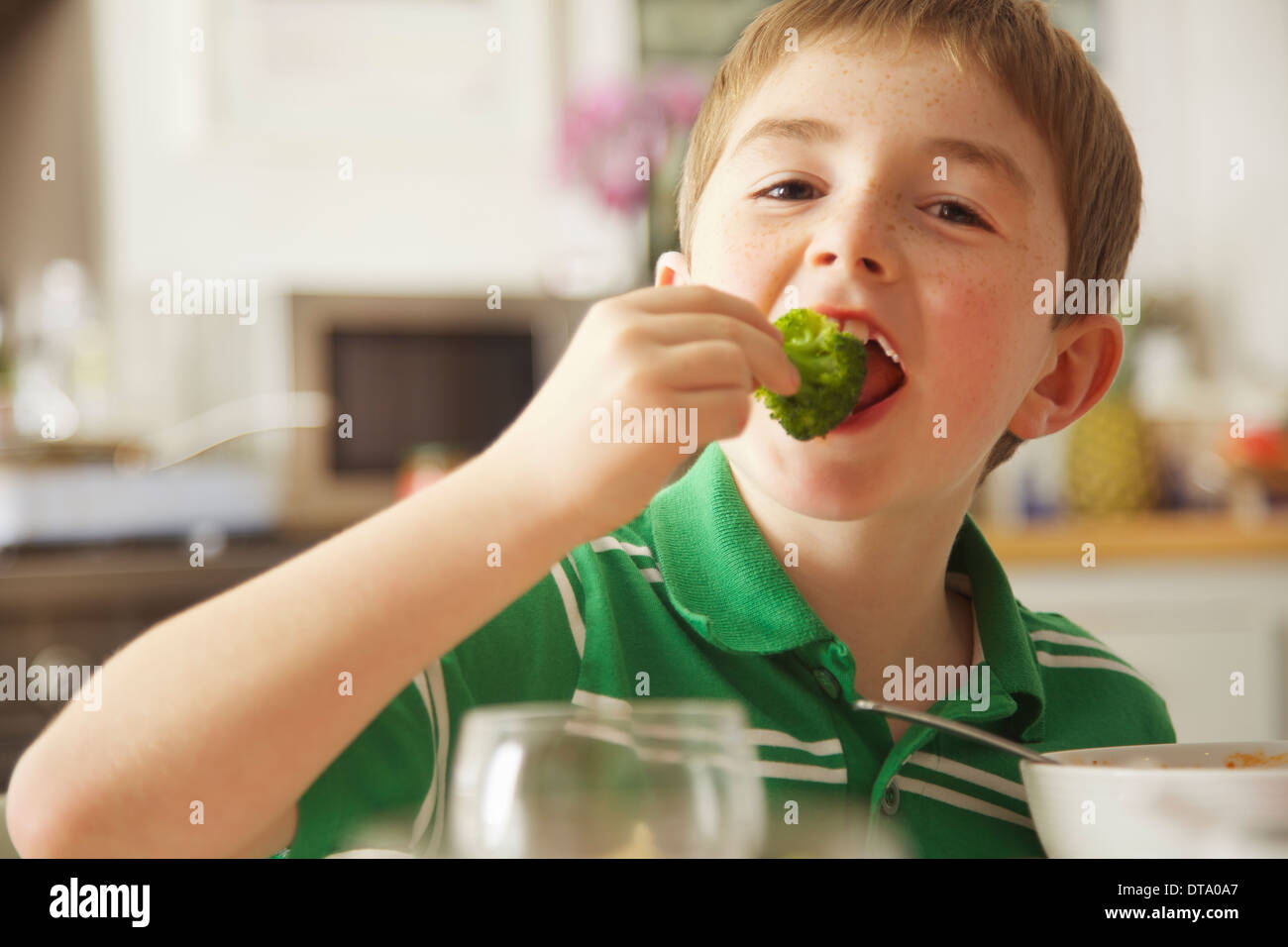 Children eating vegetables hi-res stock photography and images - Alamy