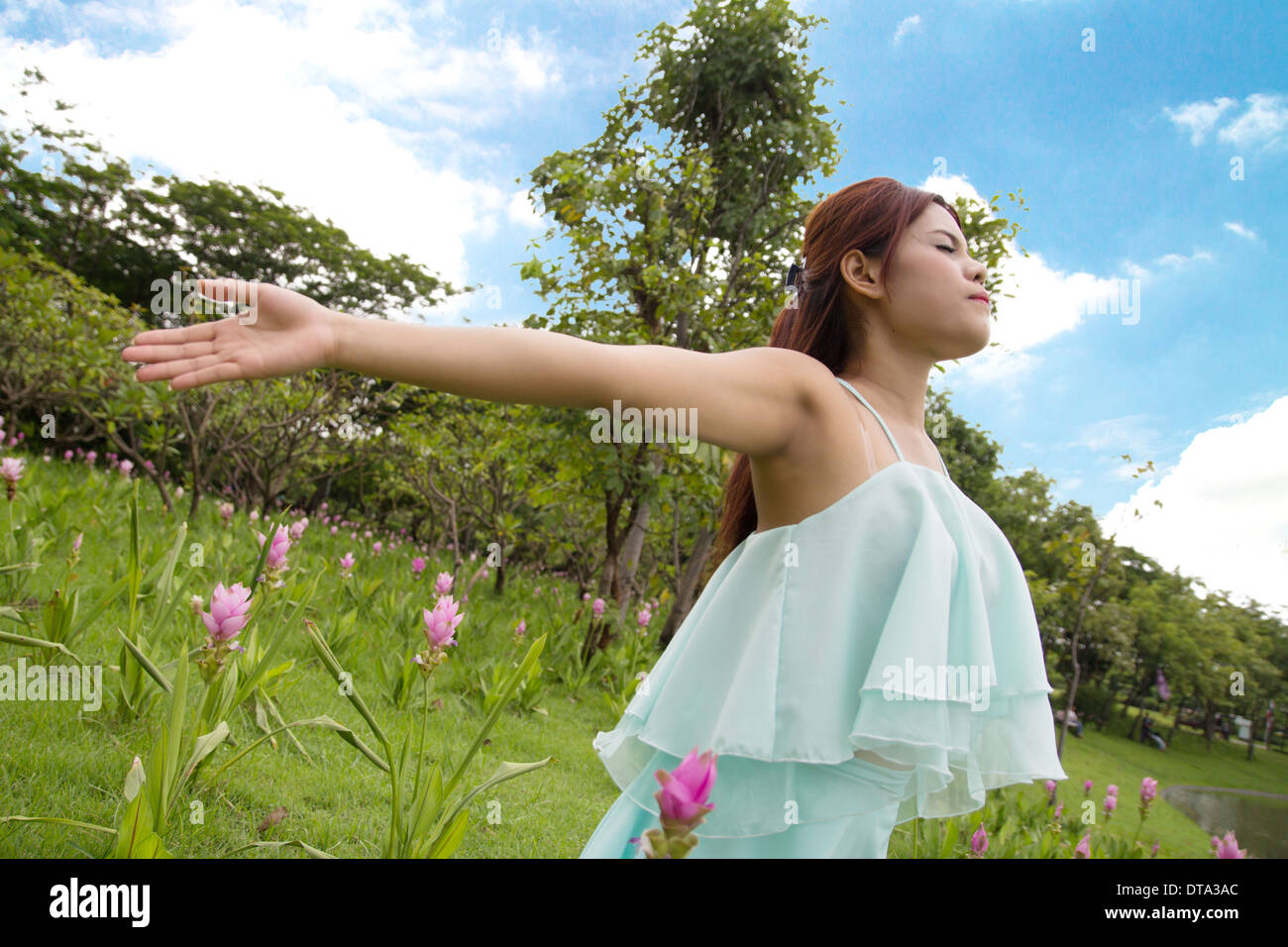 young women Extend the arms Enjoying the sun Stock Photo - Alamy