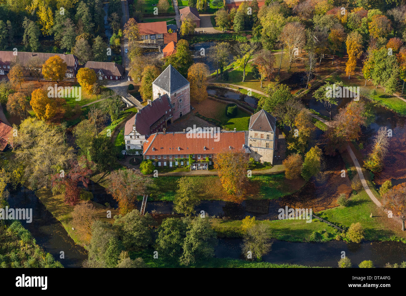 Schloss Rheda Castle, Schlosspark Rheda Castle Gardens, red murky moat ...