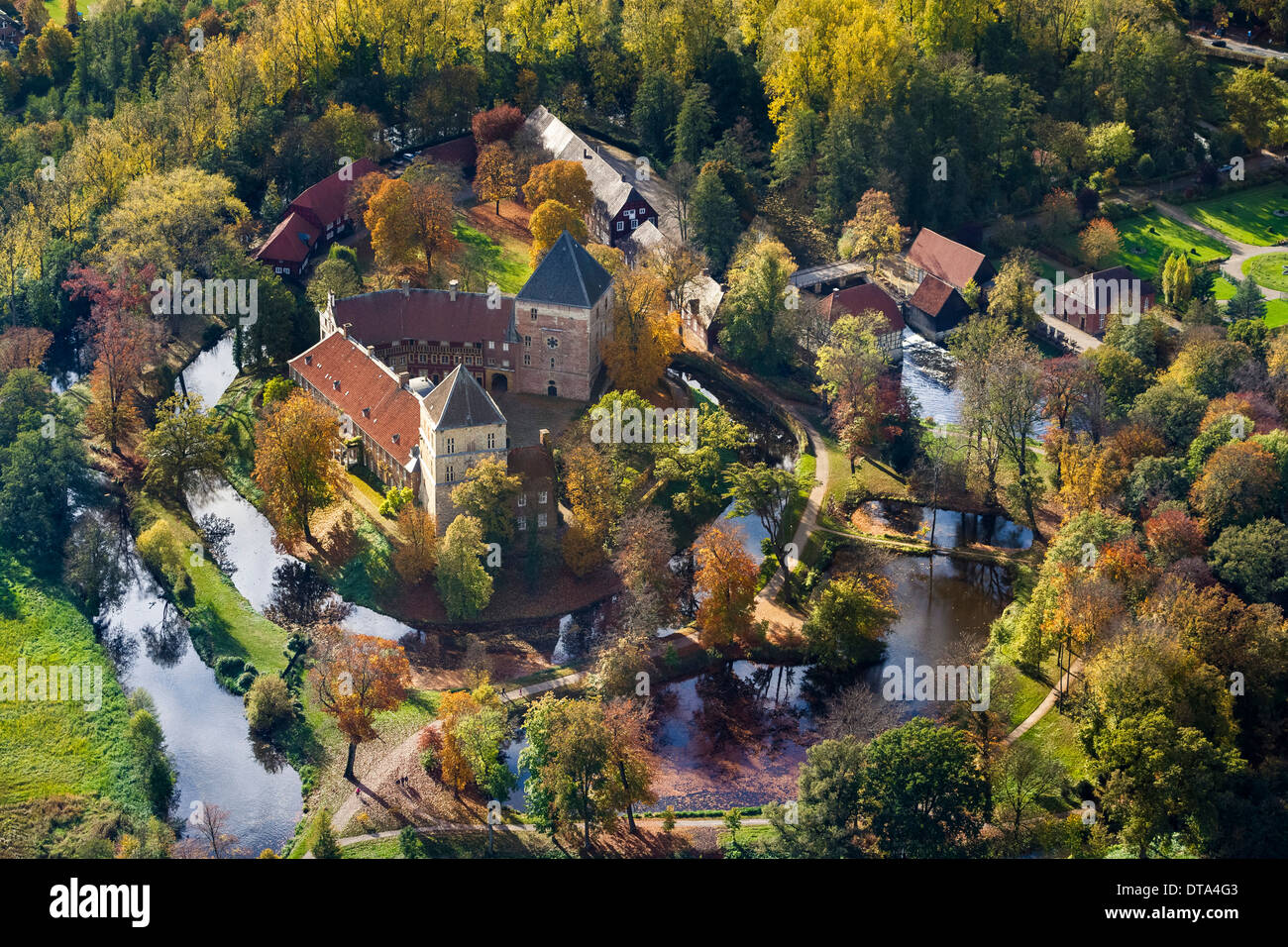 Schloss Rheda Castle, Schlosspark Rheda Castle Gardens, red murky moat ...