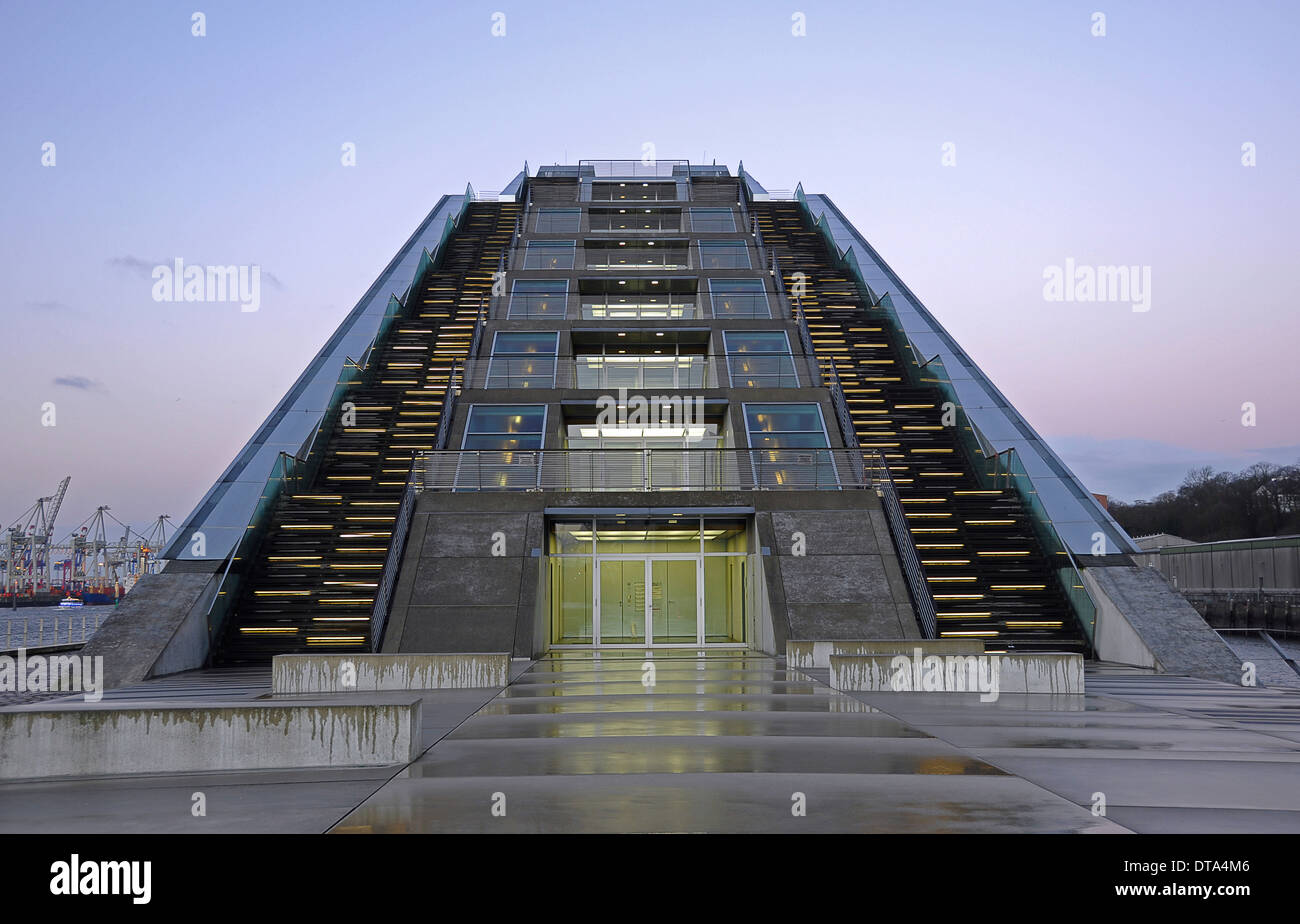 Slanted building facade hi-res stock photography and images - Alamy