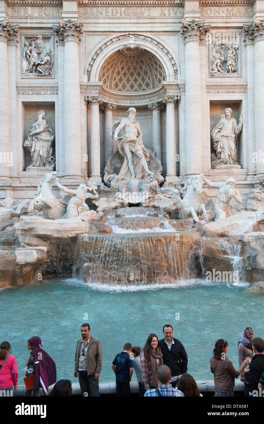 Baroque Trevi Fountain, Fontana di Trevi, tourists, historical centre ...
