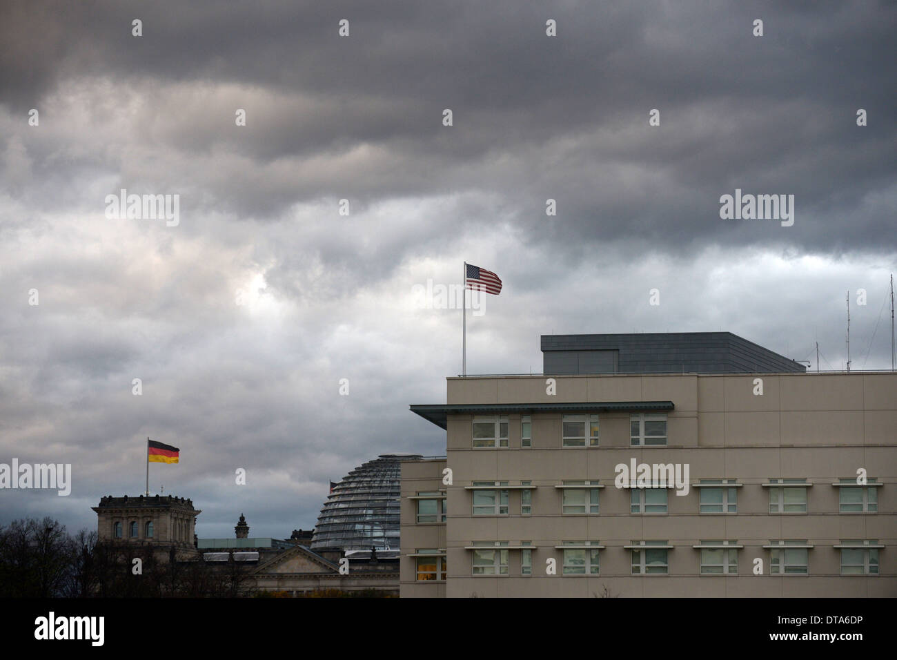 American embassy hi-res stock photography and images - Alamy
