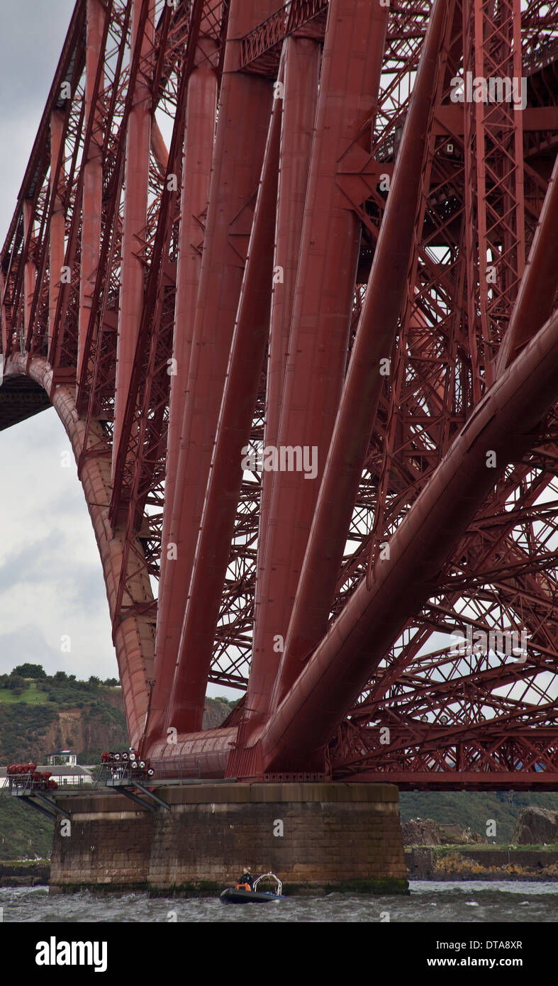 Edinburgh, Forth bridge über den Firth of Forth Stock Photo - Alamy