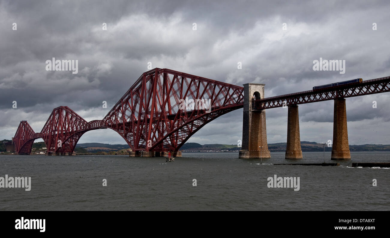 Edinburgh, Forth bridge über den Firth of Forth Stock Photo - Alamy