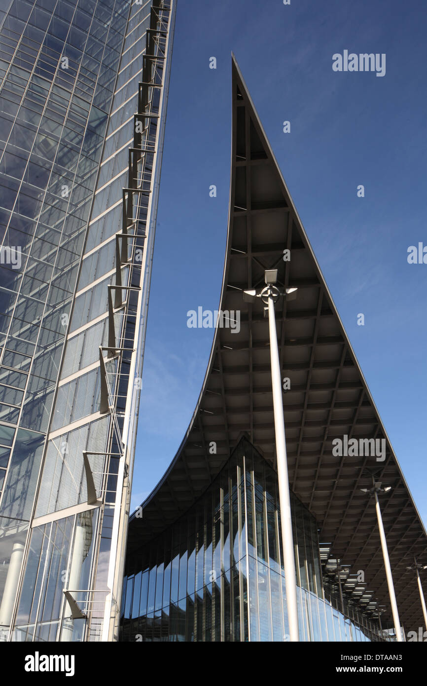 Tapered glass facade hi-res stock photography and images - Alamy