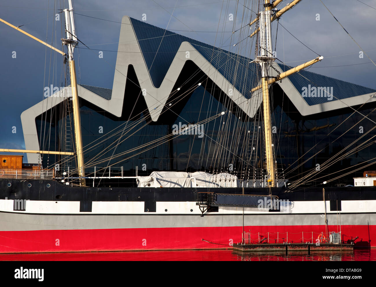 Tapered glass facade hi-res stock photography and images - Alamy