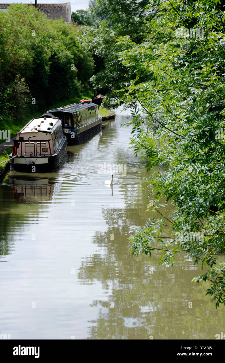 Narrowboat moorings hi-res stock photography and images - Alamy
