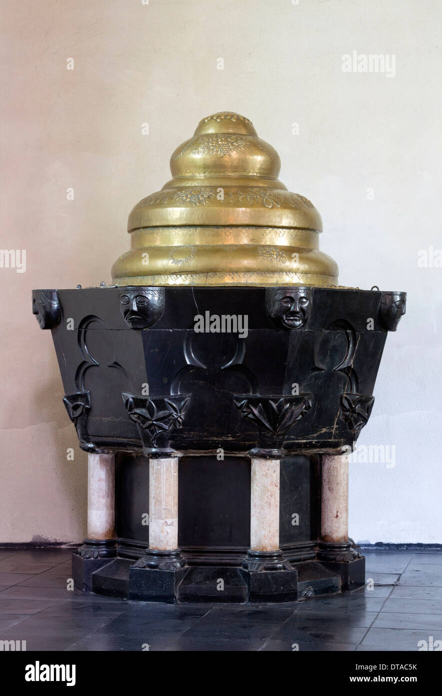 Len font hi-res stock photography and images - Alamy