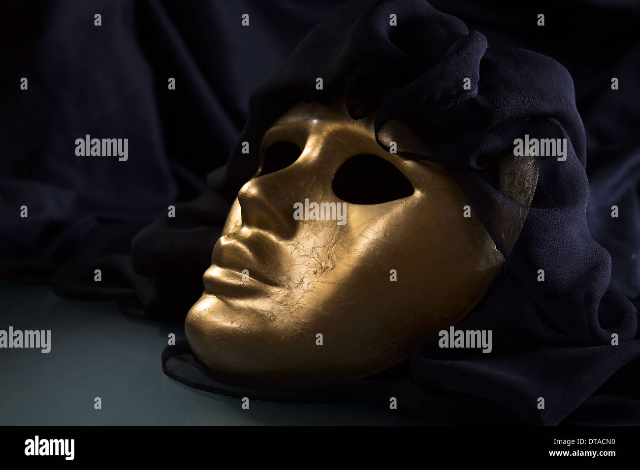 Gold mask hi-res stock photography and images - Alamy