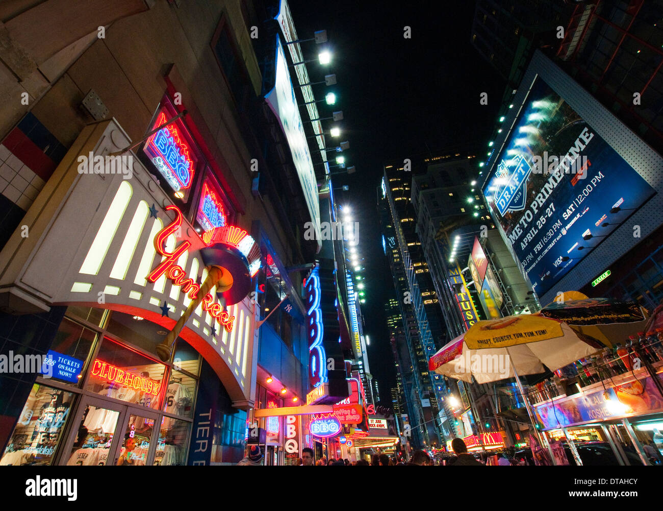 Night food shops hi-res stock photography and images - Alamy