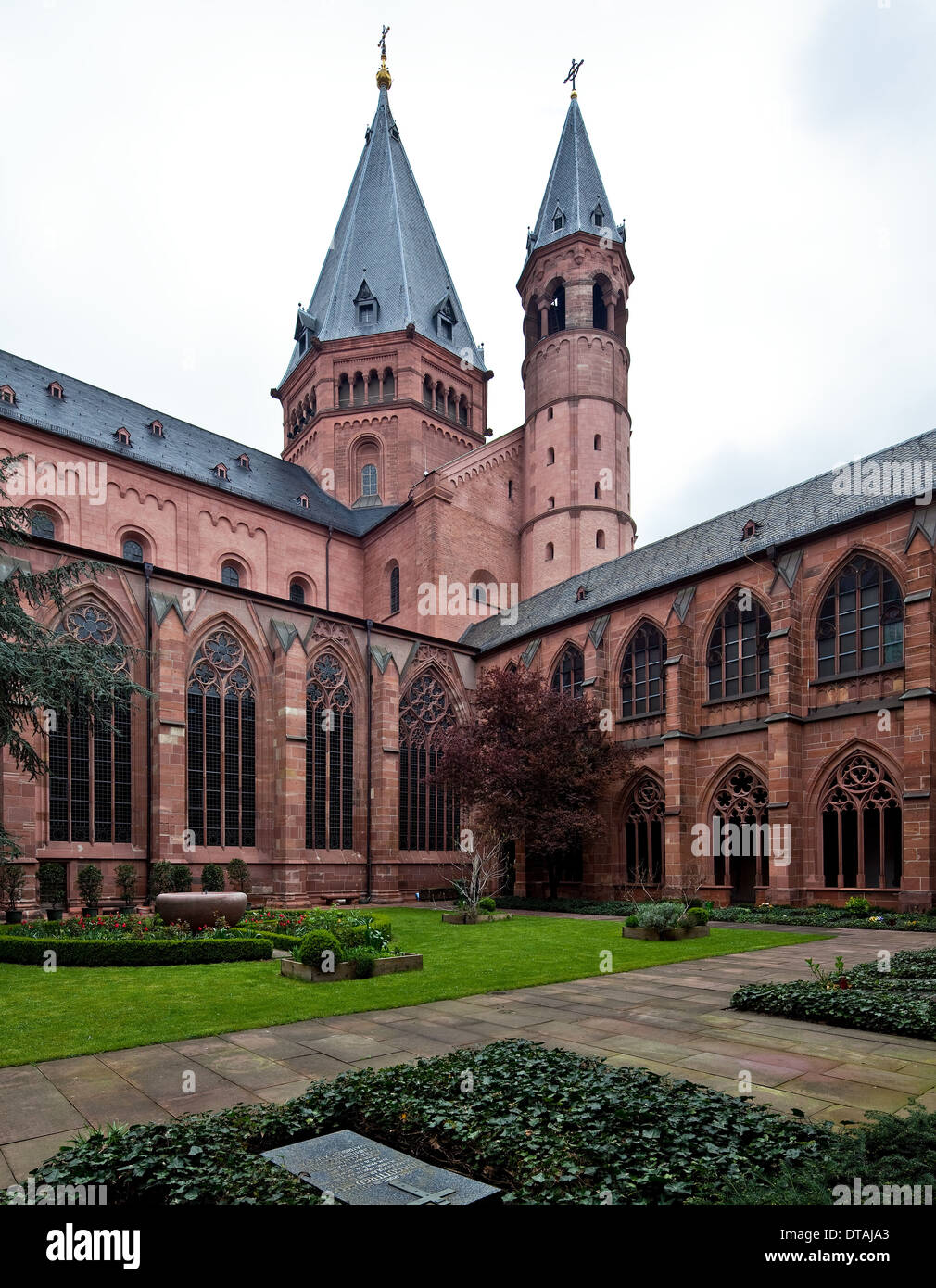 Rundbogenfenster hi-res stock photography and images - Alamy