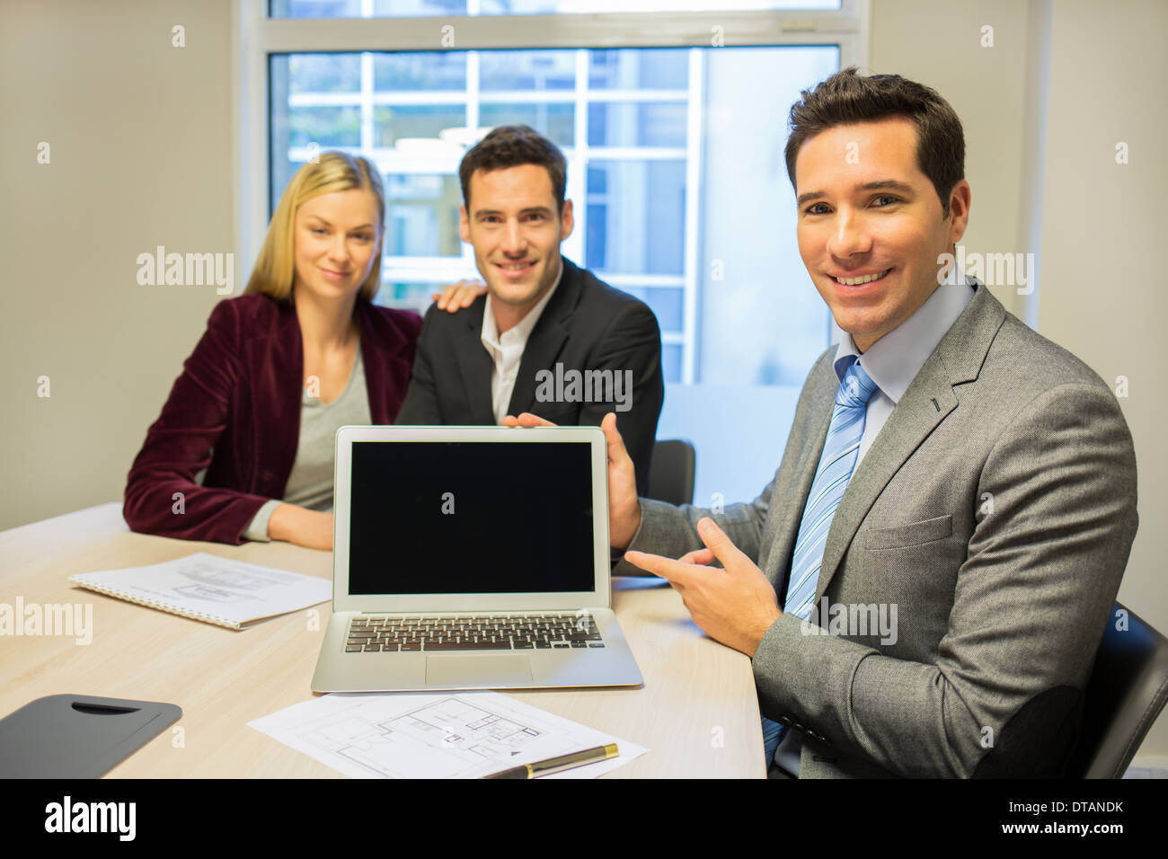 Contract expert hi-res stock photography and images - Alamy