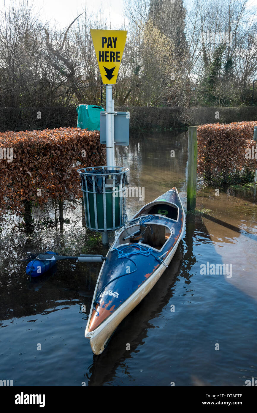 Canoe tied to pay here car park sign at flooded car park Henley on ...