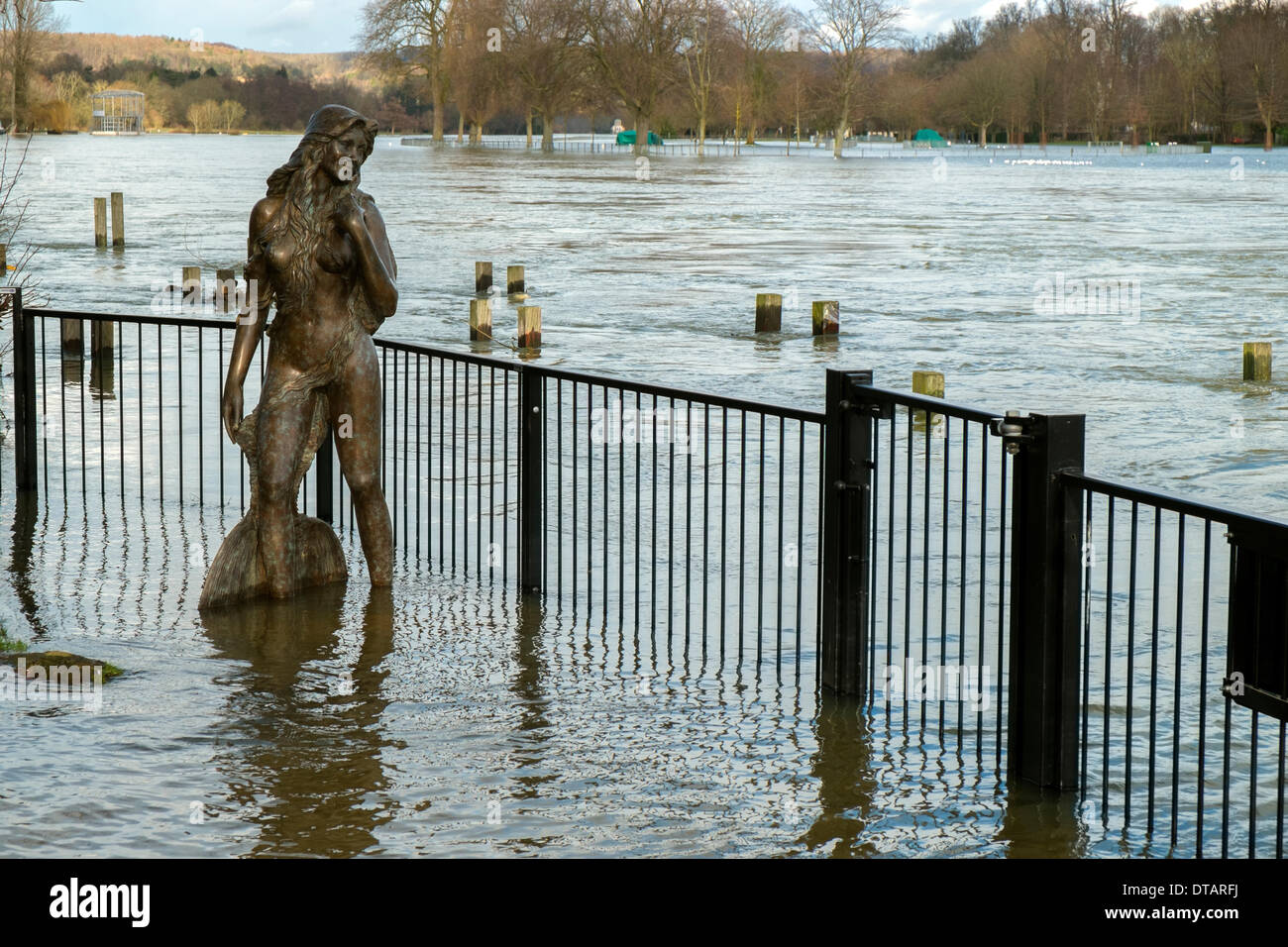 Ama mermaid bronze statue hi-res stock photography and images - Alamy