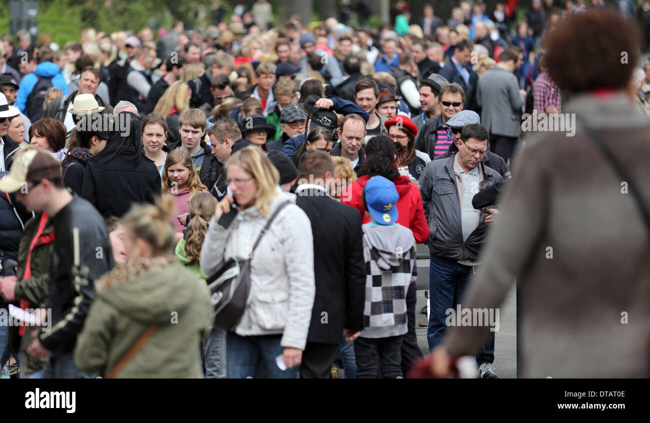 Horizontal crowd shot hi-res stock photography and images - Alamy