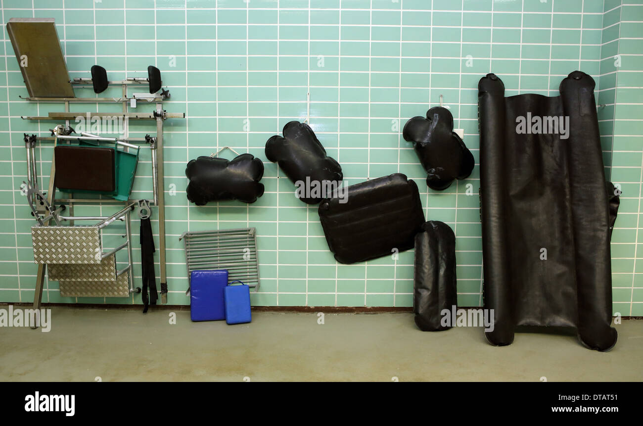 Equine operating table hi-res stock photography and images - Alamy