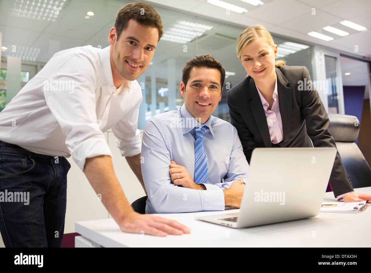Office collaboration hi-res stock photography and images - Alamy