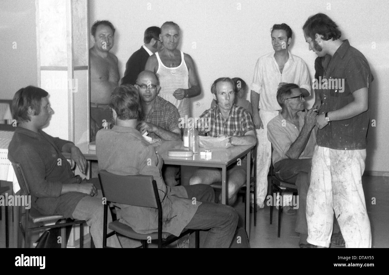 Construction workers during breakfast break hi-res stock photography ...